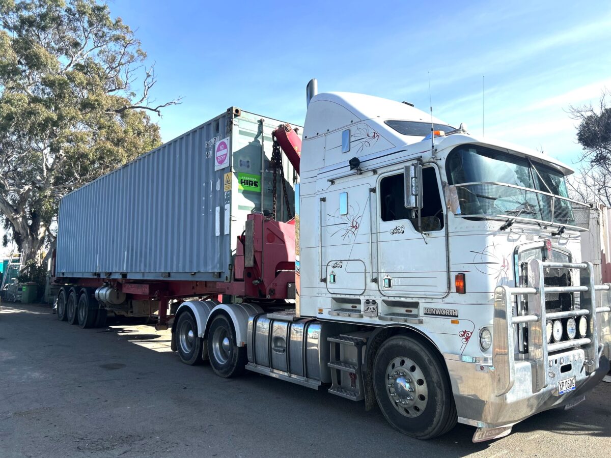 TILT TRAY CRANE TRUCK - Canberra Hire