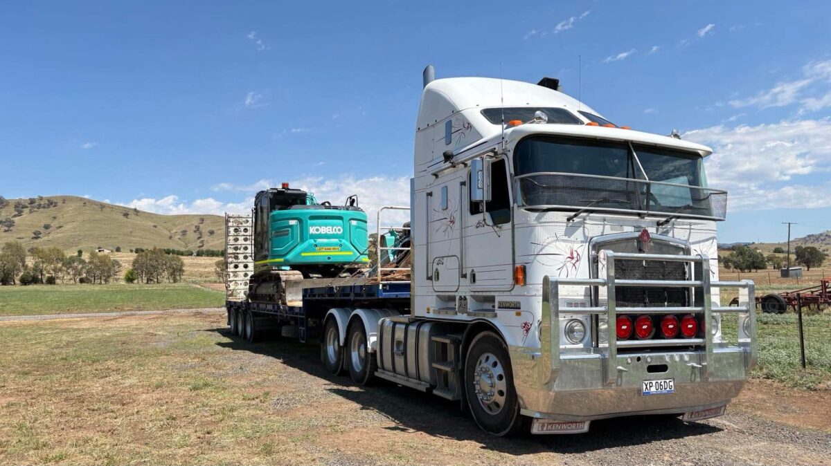 TILT TRAY CRANE TRUCK - Canberra Hire